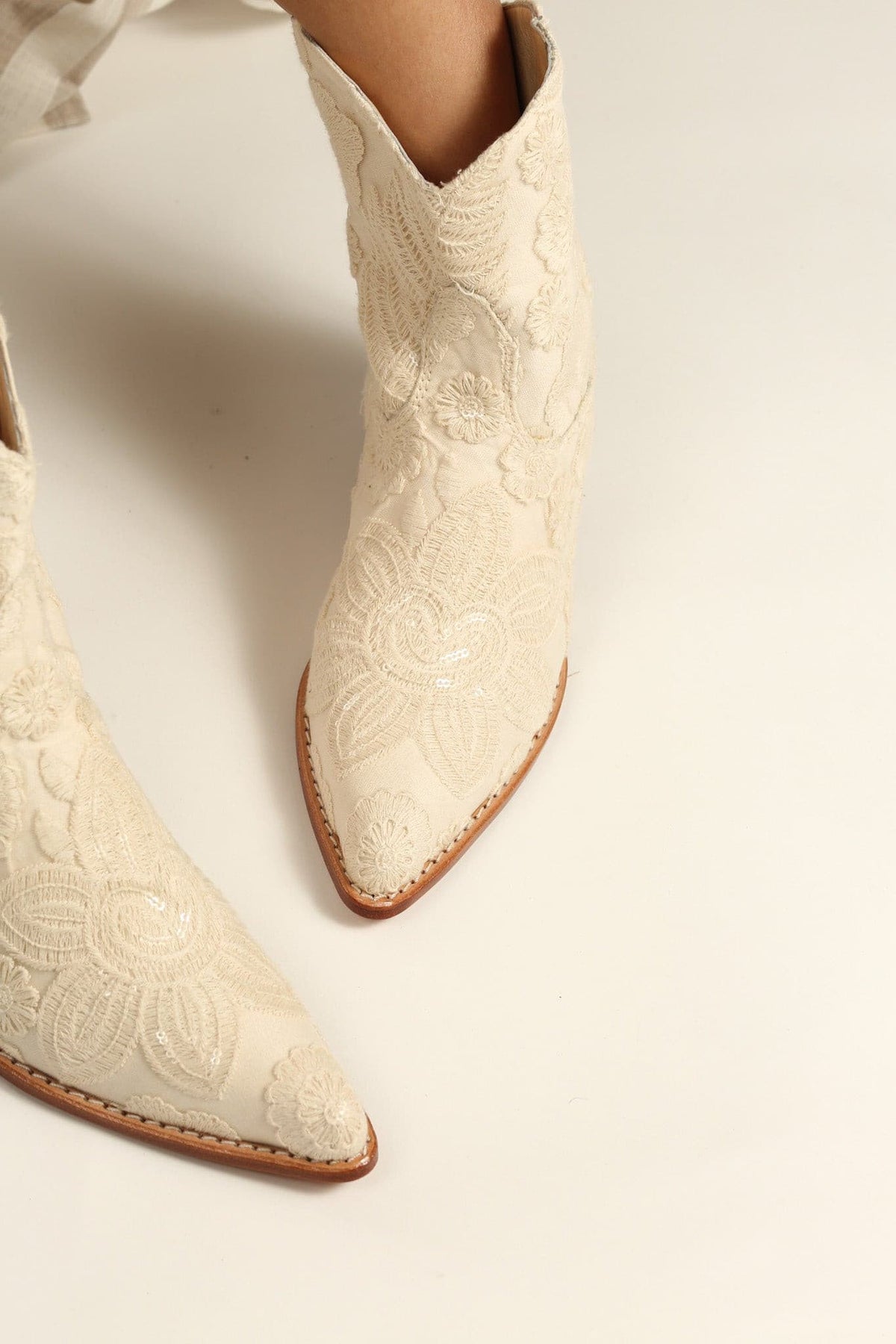SHORT CREAM ACE EMBROIDERED BOOTS NADY, hand made - MOMO NEW YORK...