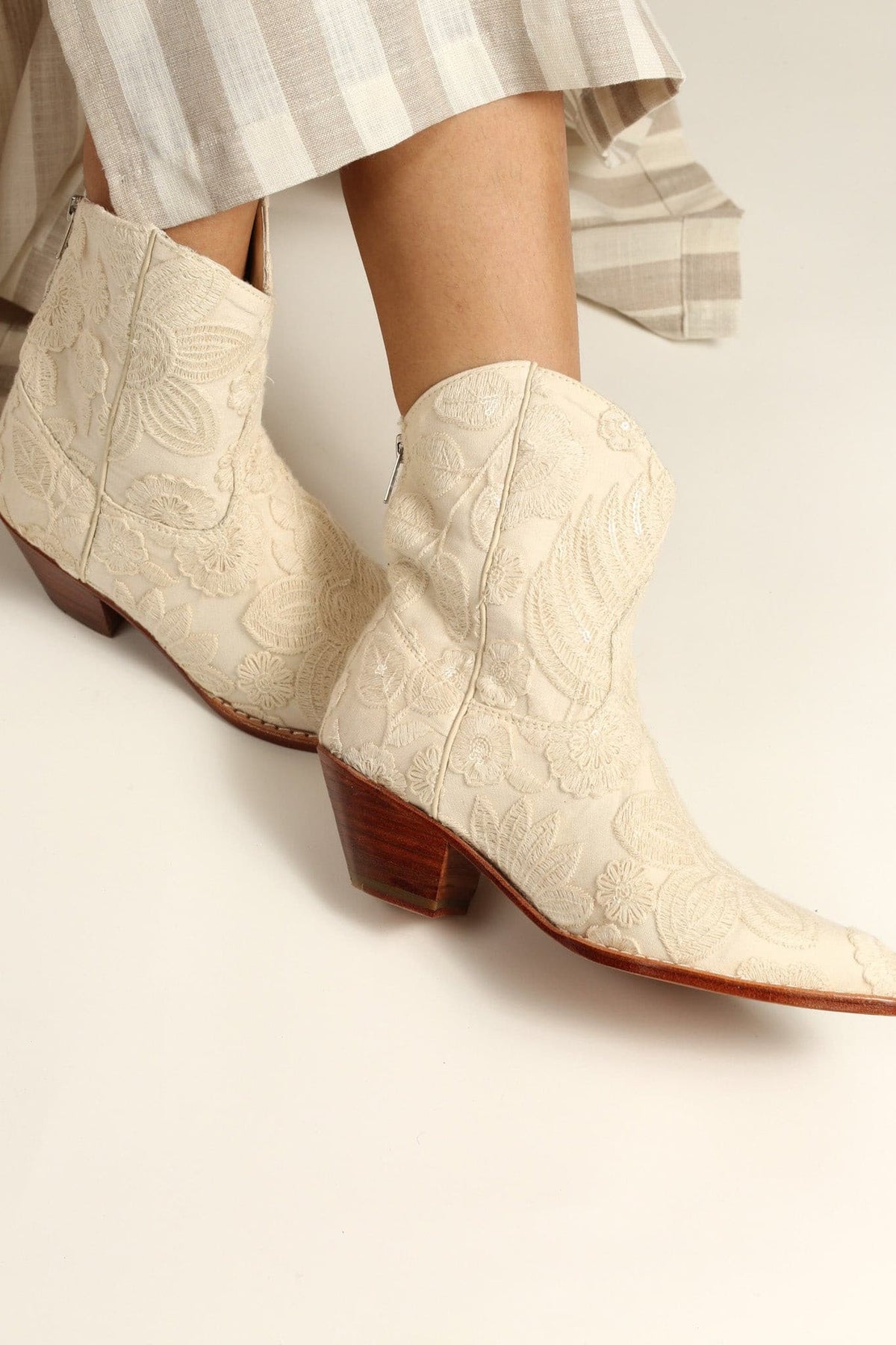 SHORT CREAM ACE EMBROIDERED BOOTS NADY, hand made - MOMO NEW YORK...